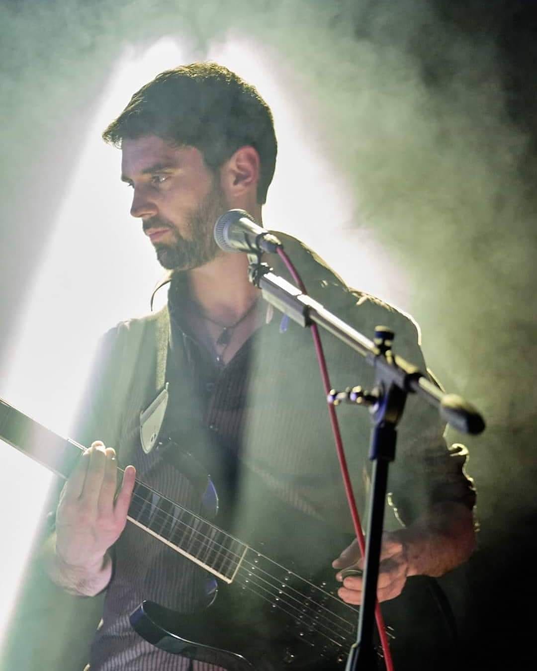 Les 6 Barbus | "Tout reste à écrire car dans ce monde, trop est à refaire"